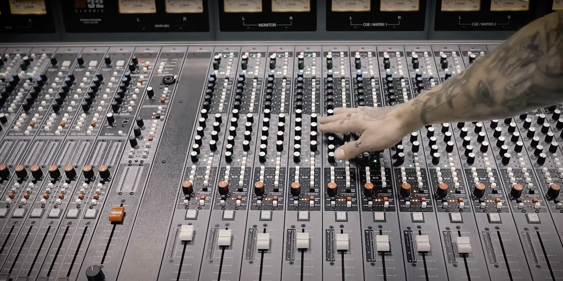 Vi tar en titt på 32Classic console – ny mixer från Harrison - HoboRecs ...